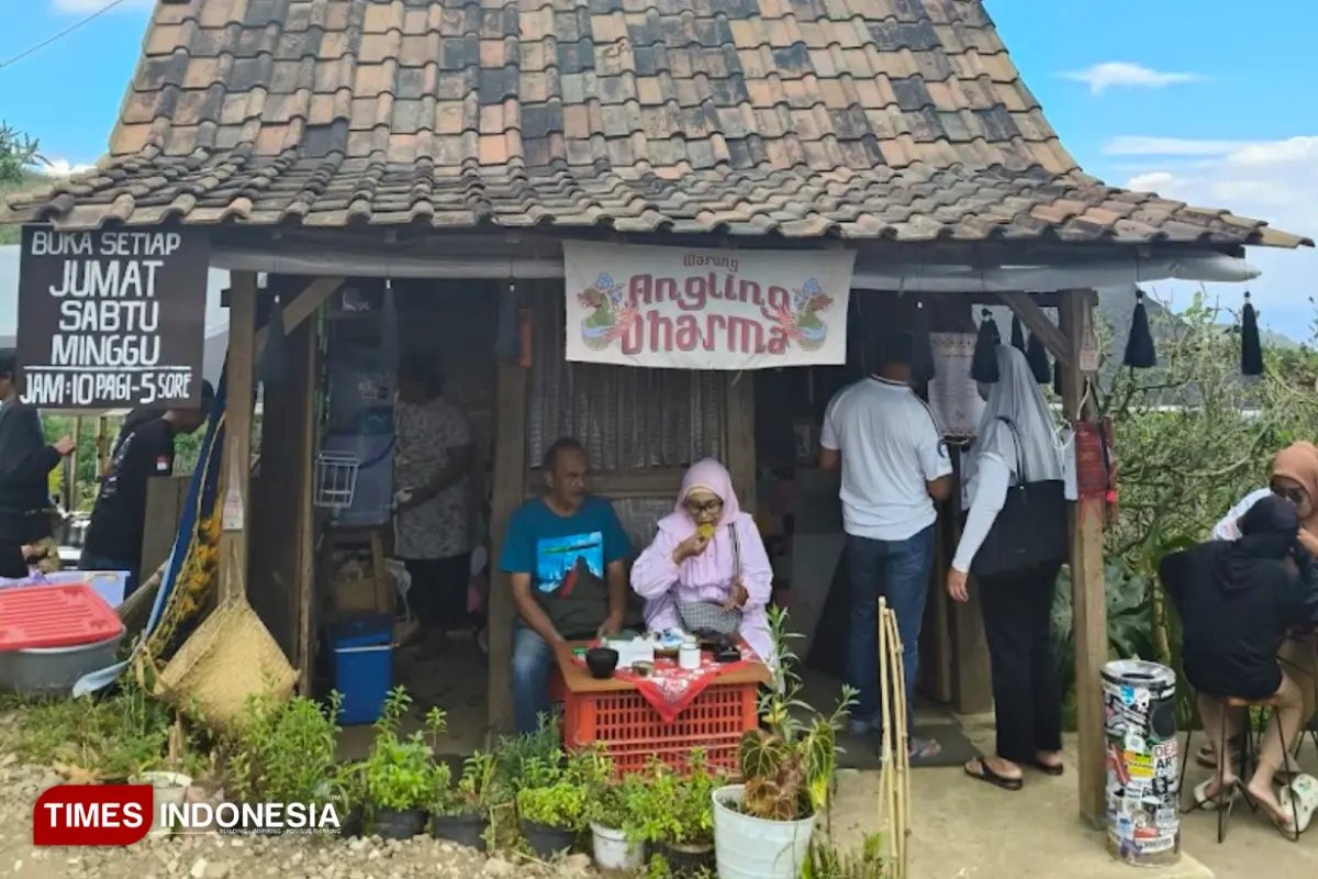 Soto Rp5 Ribu dengan Pemandangan Kebun Apel Cocok untuk Healing - TIMES ...